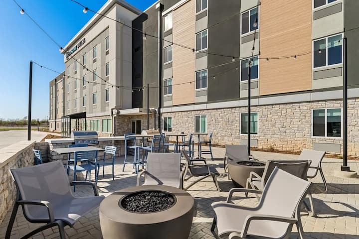 Modern Suite W/ Fireplace For Cozy Evenings - Waco, TX