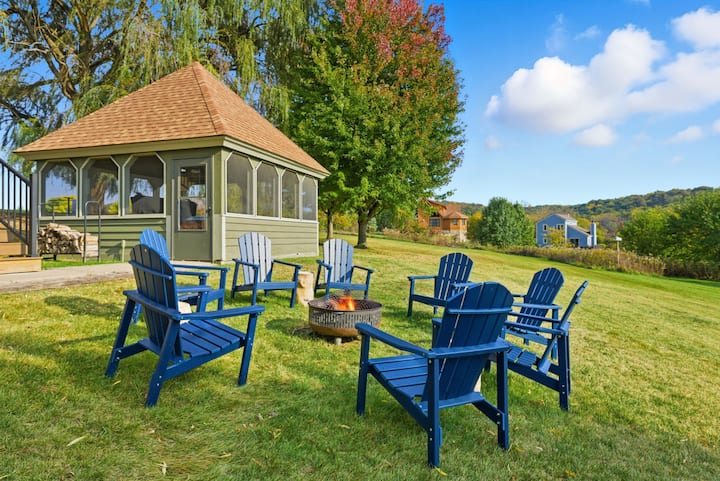 5br Galena Retreat W/ Hot Tub & Game Room - Galena, IL