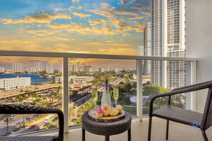 Beautiful Studio W/amazing Pool + Bay View Balcony - Sunny Isles Beach, FL