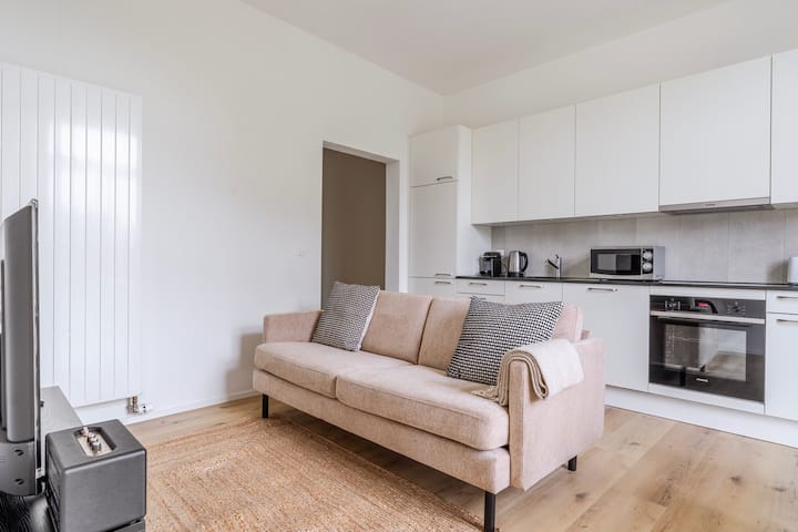 Blueground | Seebach, View, Nr Zurich Zoo - 취리히