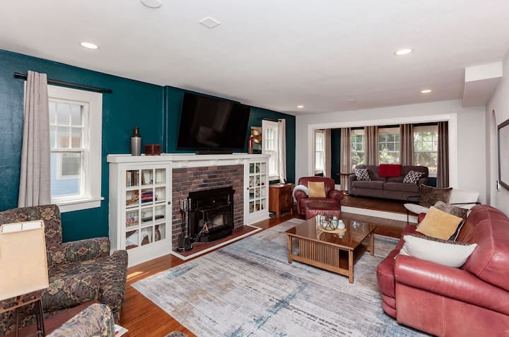 Charming 3br/3.5ba Modern Retreat - Ames, IA