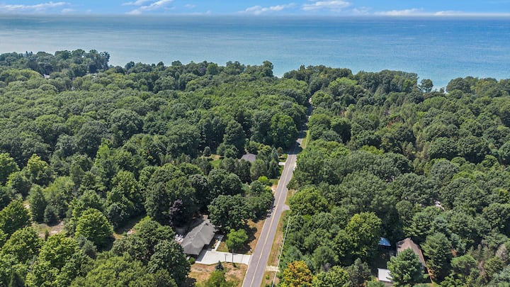 Willow & Waves | Shuffleboard | Billiard | Gym - South Haven, MI