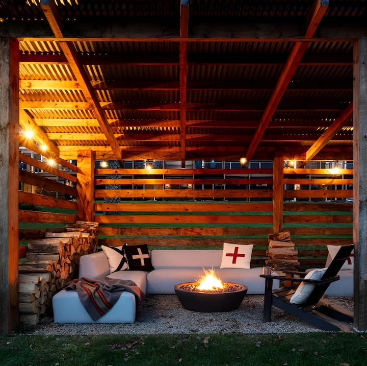 3 Deluxe Double Queens | Tälta Lodge | Bike Rental - Stowe, VT