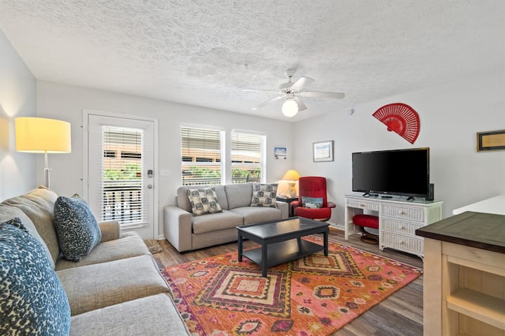 West End Gem | Walk To The Beach | Pool | Sleeps 4 - Panama City Beach, FL