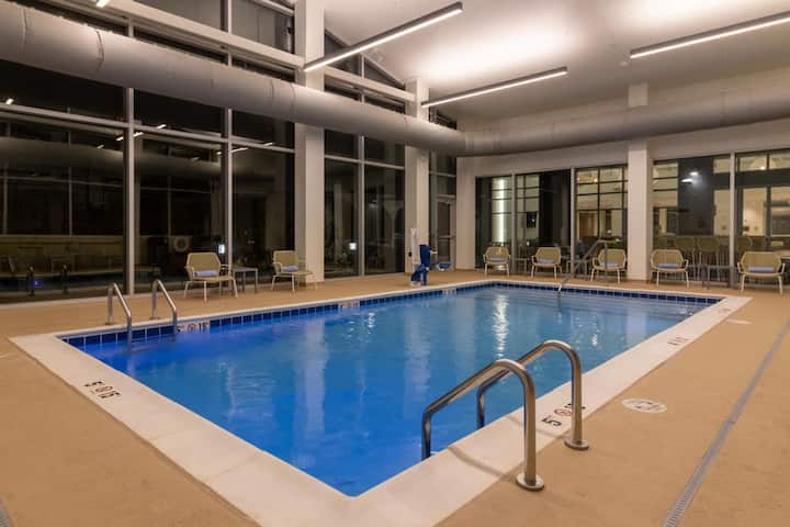 Near St. Louis University + Free Breakfast & Pool - Saint-Louis, MO