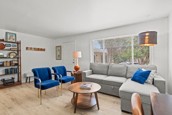 The Retro Retreat | Artsy, Midterm Rental Perfect - Colorado Springs, CO