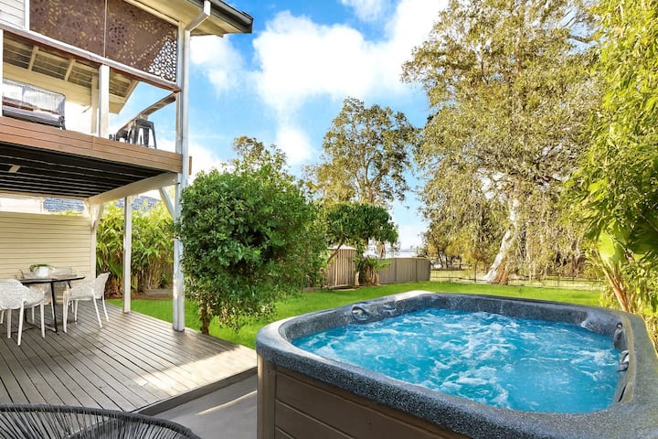 Sunset Spa Retreat On The Lake - Toukley