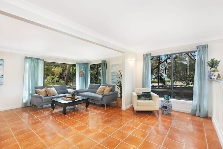 Lakeside Escape Steps To The Lake And Beach - Central Coast