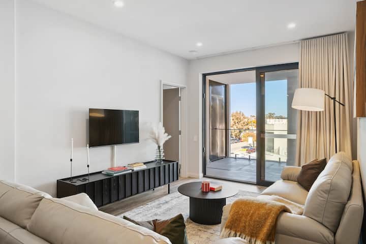 Stunning 2br | Walk To Casino | Accessible |Quiet - Victoria Park