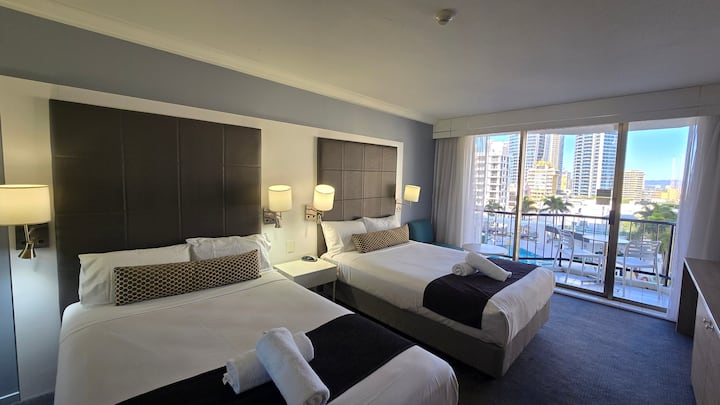 Centre Location 2 Double-bed Hotel Room In Surfers - Surfers Paradise