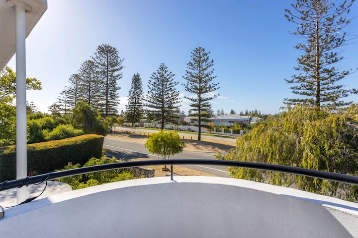 Cottesloe Beach Deluxe Apartment - Cottesloe