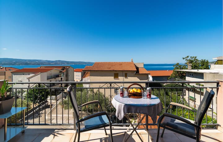 Beautiful Apartment In Omis With House Sea View - Omiš