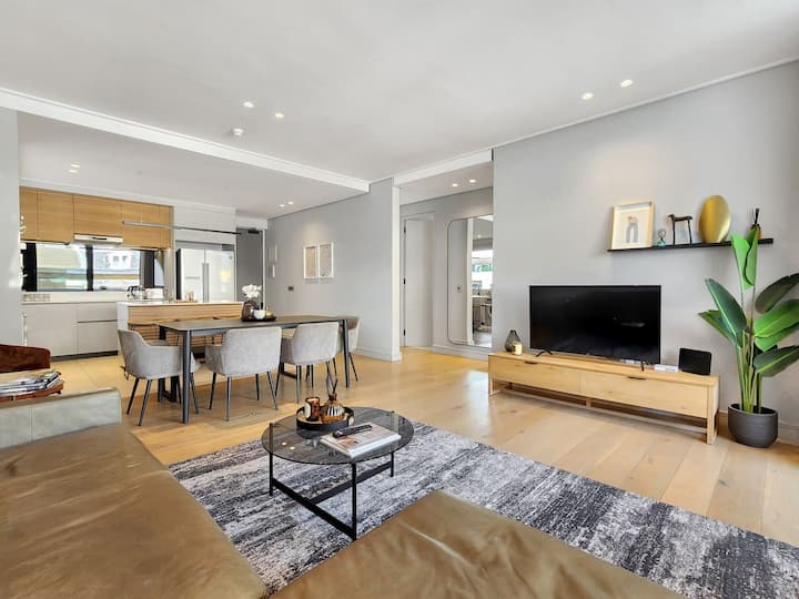 Sleek Urban Escape In The Heart Of Green Point - Claremont