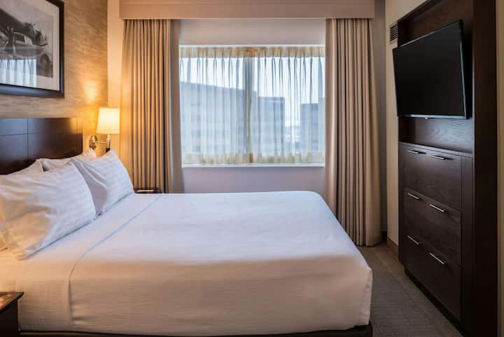 Hearing Accessible Deluxe King Room - Chicago, IL