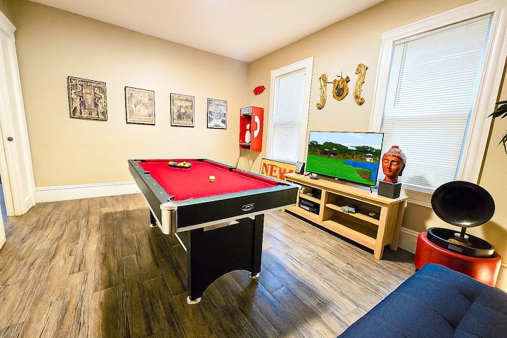 Pool Table And Space For Groups|huge 5 Bdrm Home - Cleveland