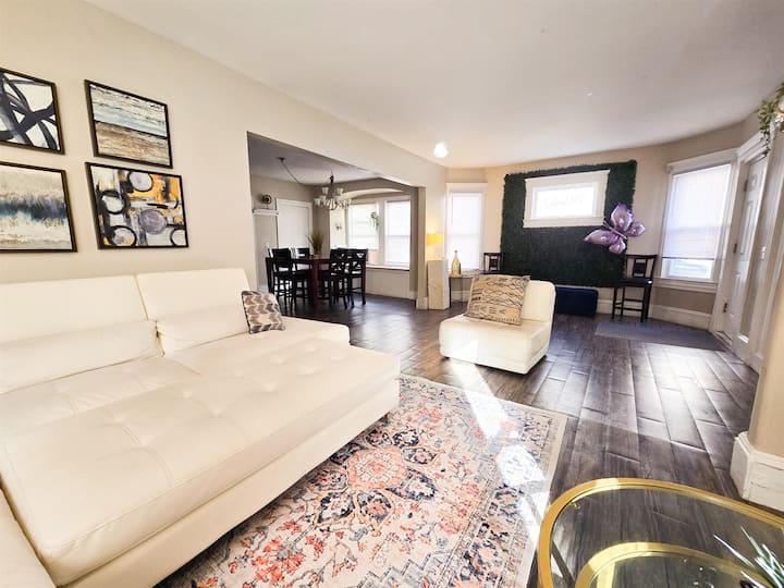 Pool Table And Space For Groups|huge 5 Bdrm Home - Cleveland, OH