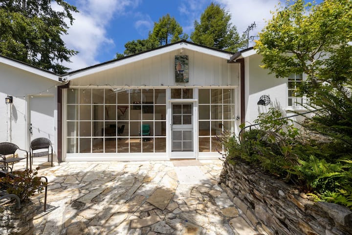 Molly's Cottage: Quaint Home In Carmel-by-the- Sea - Carmel-by-the-Sea, CA