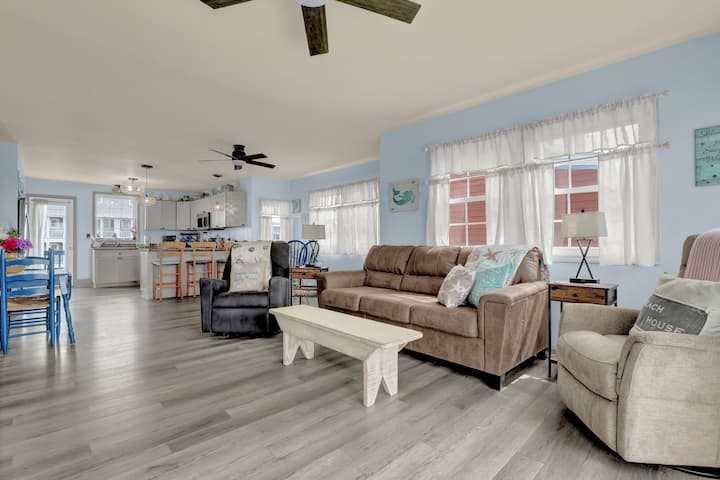 Coastal Chic Townhome | Ocean Views & 3 Private Ba - North Topsail Beach, NC