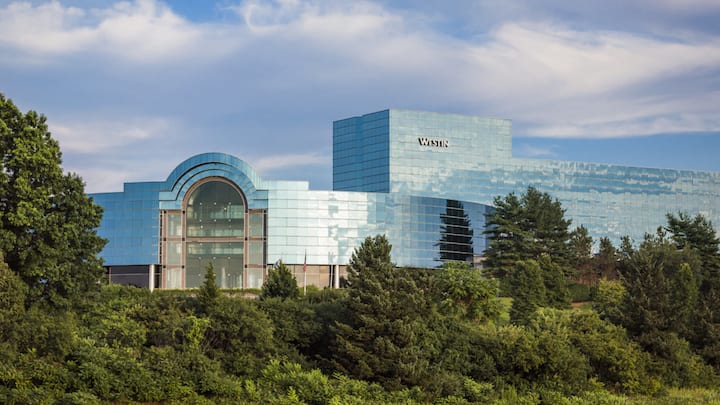 Near Bentley University + Pool. Dining. Gym. - 웨스턴