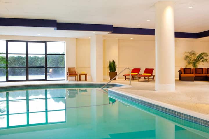 Near Brandeis University + Pool. Dining. Gym. - Brandeis University, Waltham