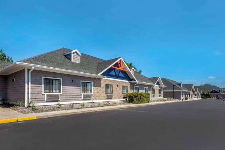 Near Coastal Trails | Free Breakfast & Parking - Freeport, ME