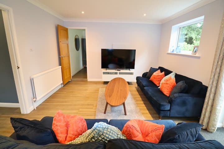Spacious 5-bedroom Home With Large Garden In Egham - Staines-upon-Thames
