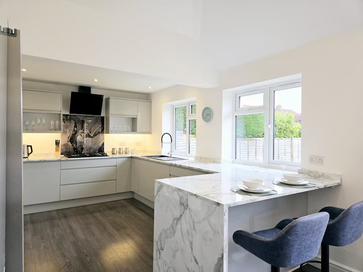 The Gardens|3br Bungalow|driveway|near Lgw - Aéroport de Londres Gatwick (LGW)
