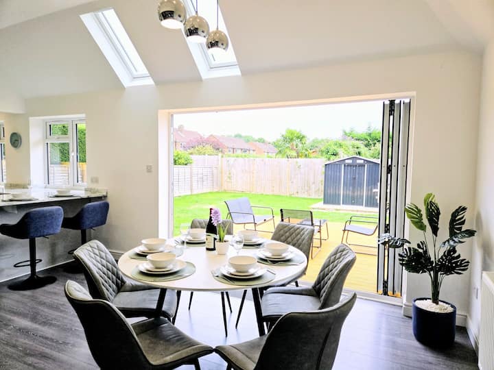 The Gardens - Bungalow - Driveway - 3bed2bath - Redhill