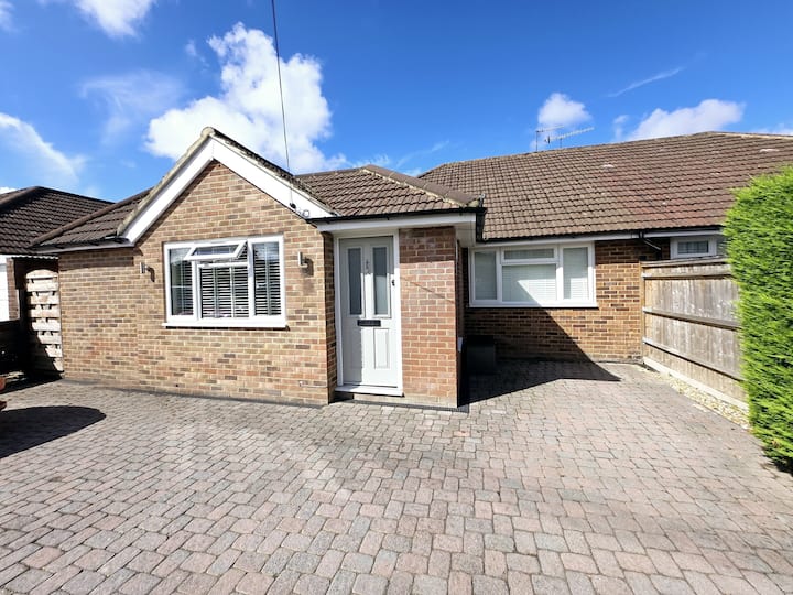 Moderne-vue Sur Jardin-bungalow-sdb Privée Avec Do - Redhill