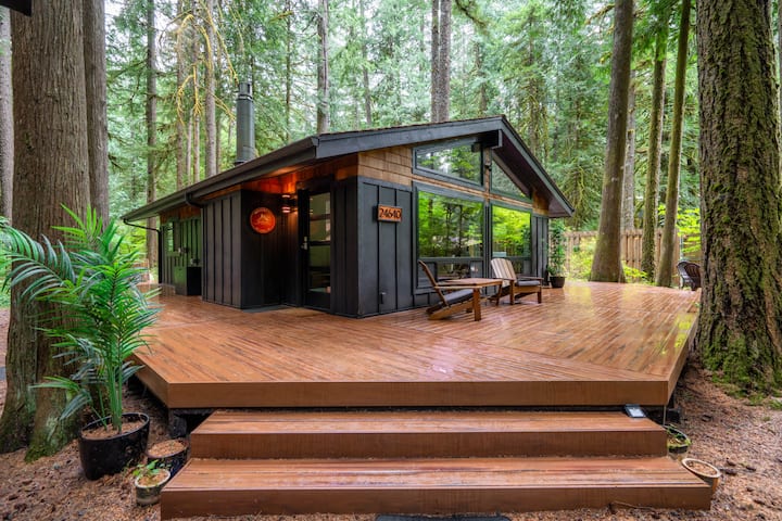 Forest Cabin Retreat - Dog Friendly - Hot Tub - Oregon