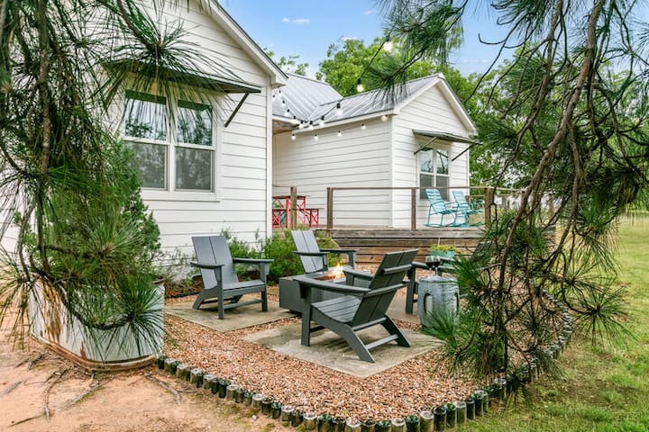 Smith House | 2/1, Fire-pit/grill, Pets W/ Fee - Fredericksburg, TX