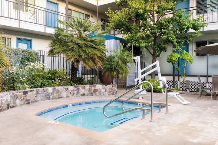3 Family Suites | Pool | Courtyard | Parking - San Rafael, CA