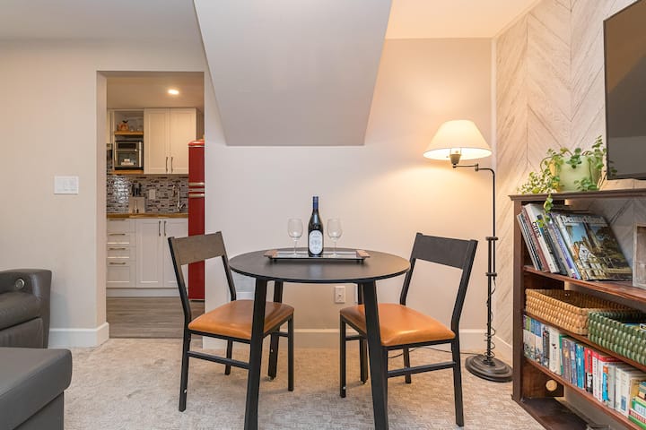 University Heights: The Oak-lined Garden Suite - Saanich