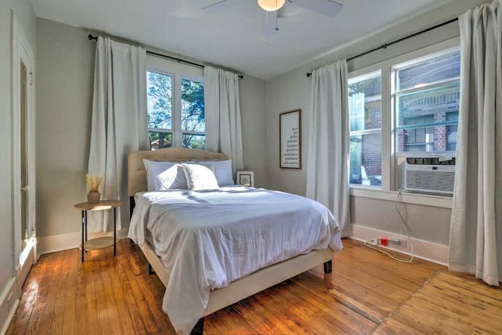 Modern Chateau | Afforadable Remodeled Home - 莫比爾