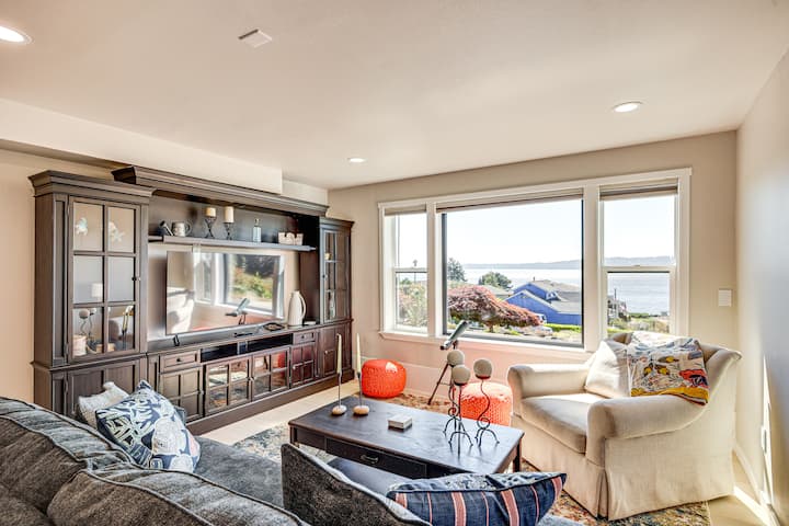 Puget Sound Views: Des Moines Apt W/ Patio - Des Moines, WA