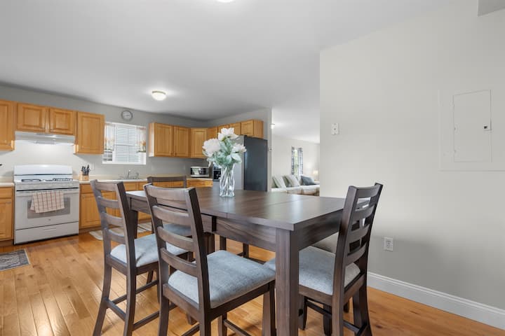 Beautiful Waterfront 4 Bedroom, 1.5 Bathroom Unit. - 뉴헤이븐