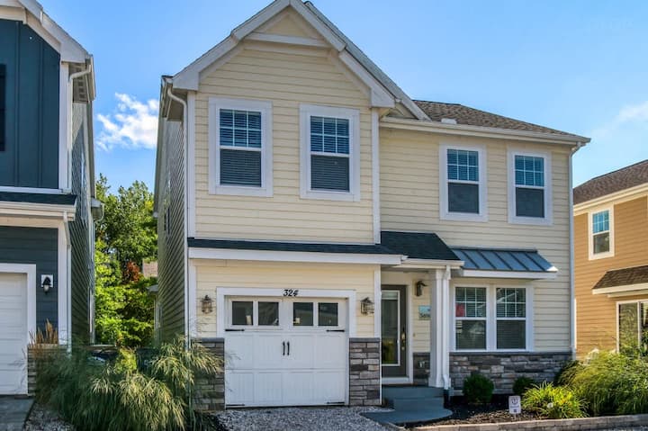 Dog-friendly Getaway: Year-round Pool & Hot Tub - South Haven, MI