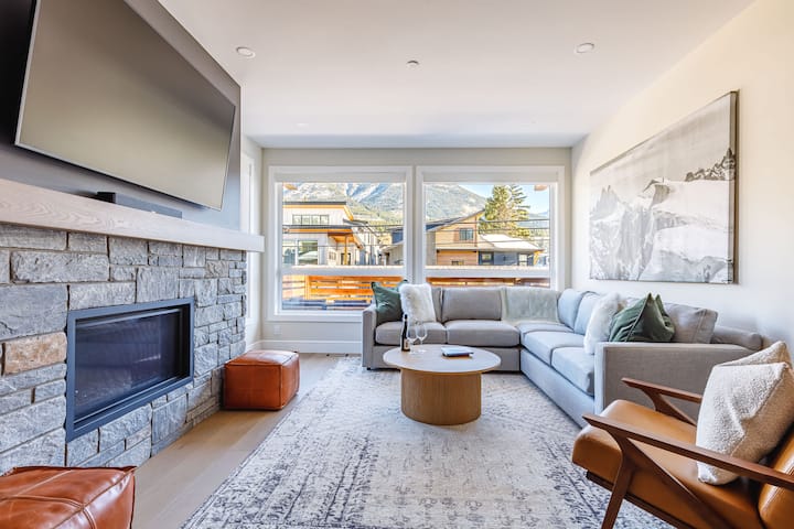 Aurora Luxe - Stunning Townhouse Private Hot Tub - Canmore