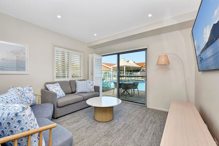 Pacific Blue Unit 175 Dual Swim Up - Salamander Bay