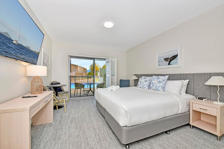 Pacific Blue Unit 175 Dual Swim Up B - Port Stephens