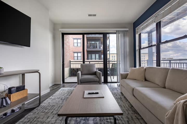 Landing | Stylish 2bd, Clubhouse, Gym - Milwaukee