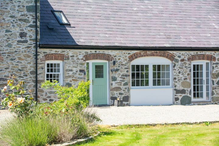 Spacious Barn Conversion Near Rhosneigr Beach - Rhosneigr