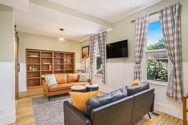 Retreat Close To Downtown With Hot Tub - South Haven, MI