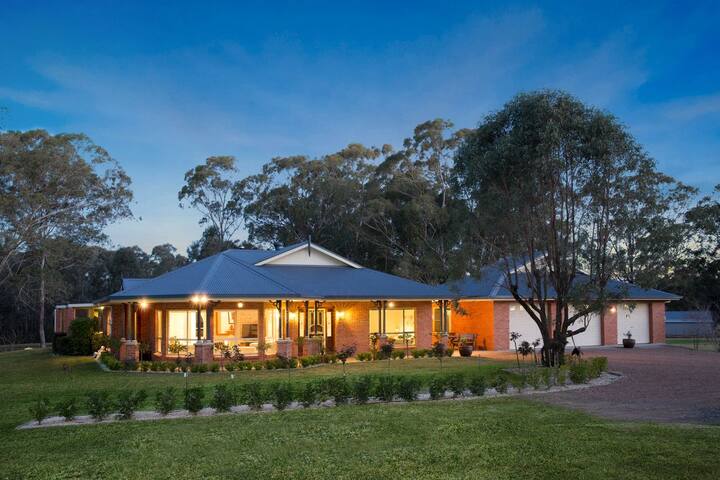 Premier 6-bedroom Retreat! Minutes To Vineyards! - Kurri Kurri