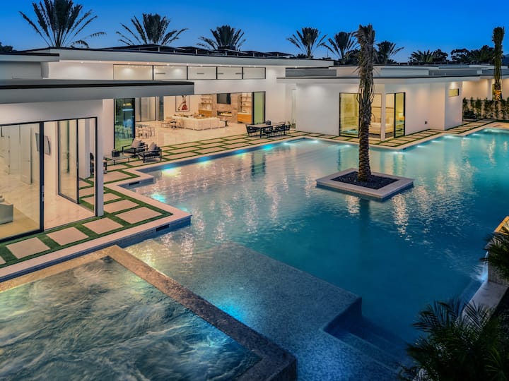 Sleeps 25 | 2 Luxury Villas | Bravo By Avantstay - United States