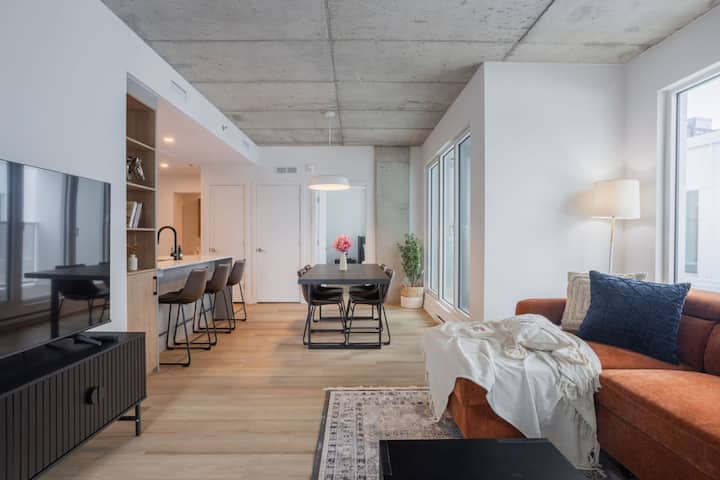 Exquisite Stay: 2br Condo Old Mtl + Free Parking - Montreal