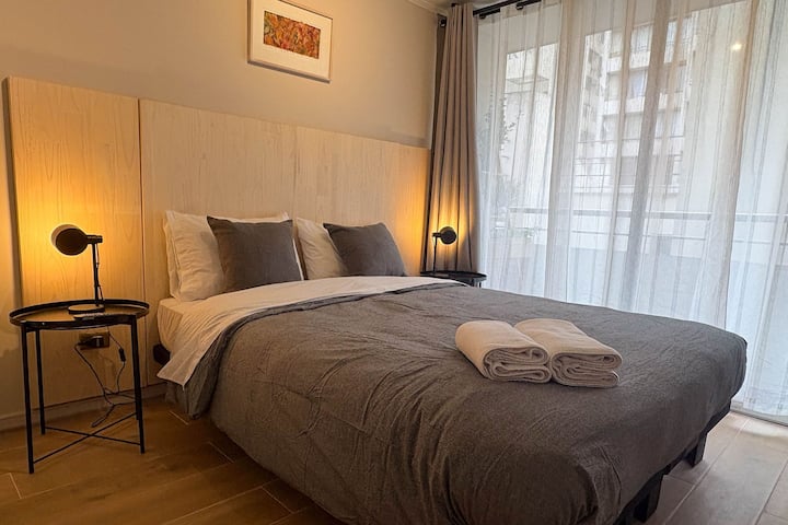 Central 1br Apt With W/workspace And Ac –Walkable - Santiago