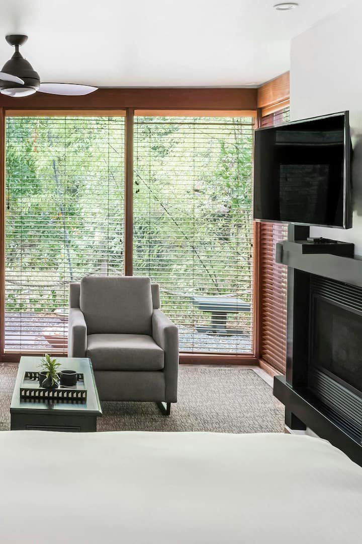 Lush Garden-y Setting & Outdoor Pool - Sonoma