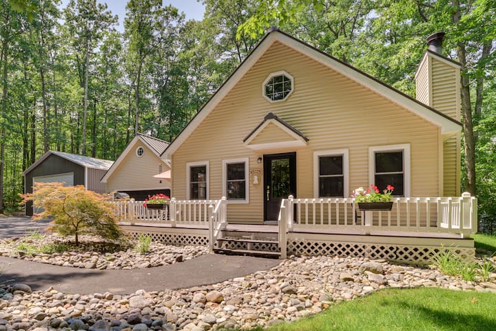Dock Access + Nearby Beach: Higgins Lake Retreat! - Higgins Lake, MI