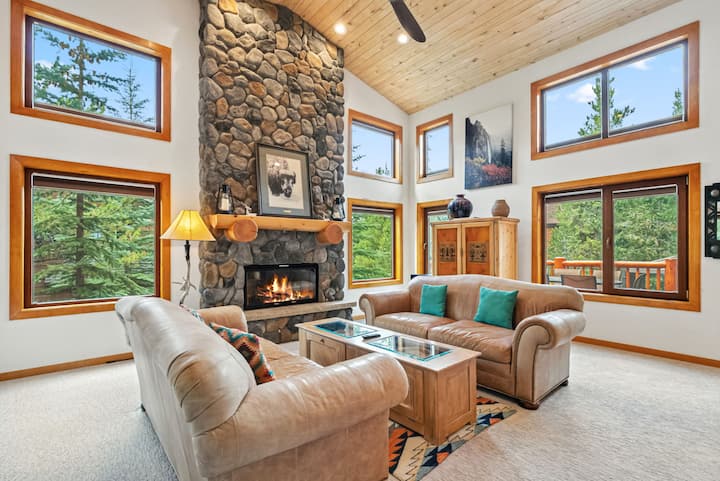 Spacious Mountain Home • Hot Tub • Walk To Shuttle - Keystone, CO